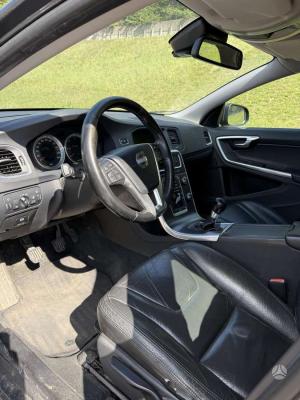 Black Volvo V60 2011 in Vilnius, with an engine capacity of 1.56 L and mileage of 200 thousand km for 4600 €, photo 8 on AUTOMOTO.COM.LV