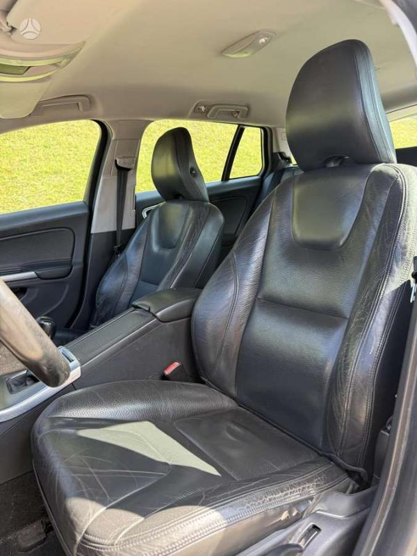 Black Volvo V60 2011 in Vilnius, with an engine capacity of 1.56 L and mileage of 200 thousand km for 4600 €, photo 9 on AUTOMOTO.COM.LV