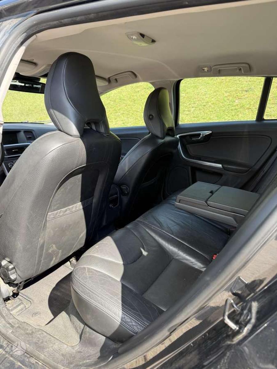 Black Volvo V60 2011 in Vilnius, with an engine capacity of 1.56 L and mileage of 200 thousand km for 4600 €, photo 10 on AUTOMOTO.COM.LV