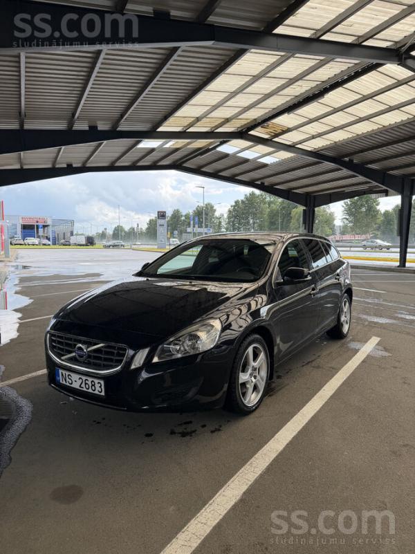 Melns Volvo V60 2011 Rīga, ar dzinēja tilpumu 2.00 L un nobraukumu 324 tūkst. km par 5300 €, foto 1 vietnē AUTOMOTO.COM.LV