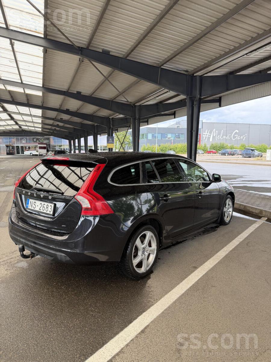 Melns Volvo V60 2011 Rīga, ar dzinēja tilpumu 2.00 L un nobraukumu 324 tūkst. km par 5300 €, foto 5 vietnē AUTOMOTO.COM.LV
