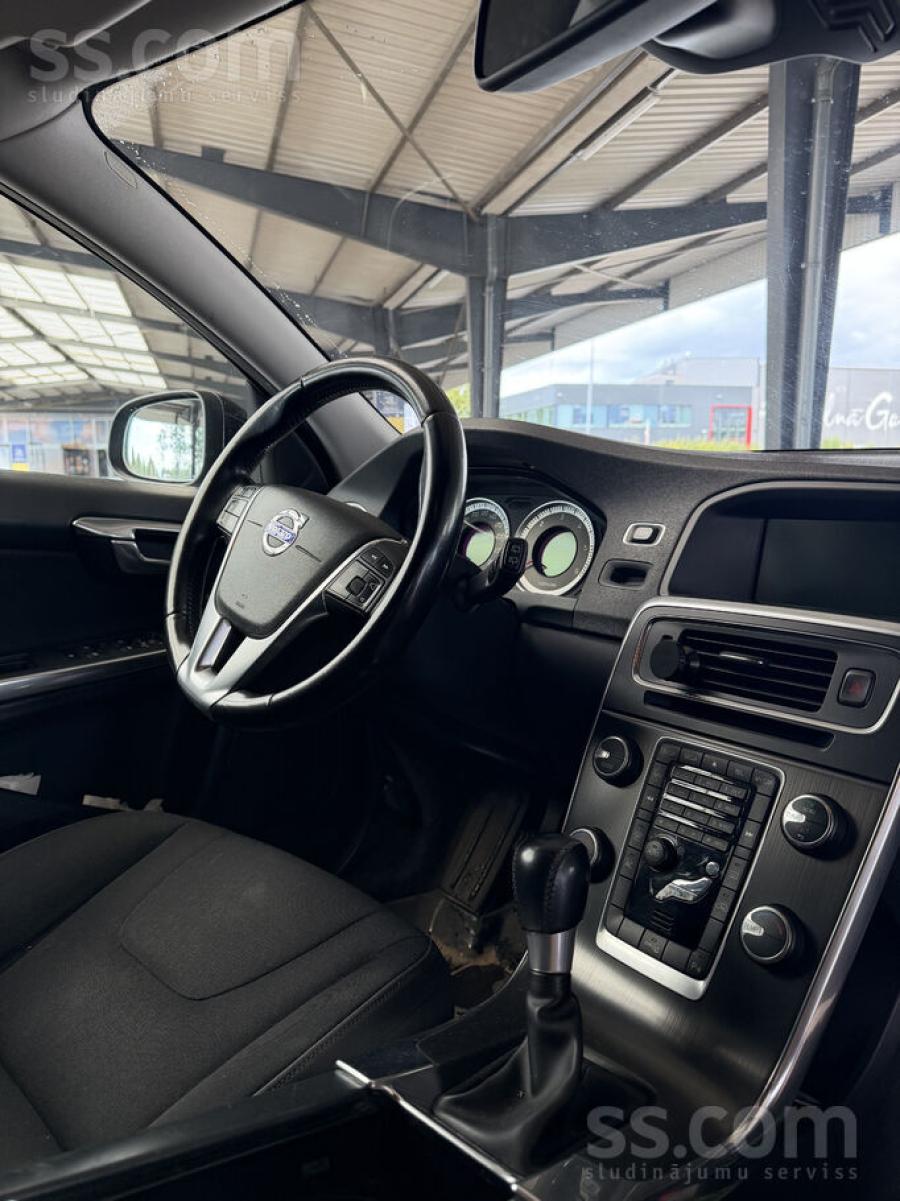 Melns Volvo V60 2011 Rīga, ar dzinēja tilpumu 2.00 L un nobraukumu 324 tūkst. km par 5300 €, foto 6 vietnē AUTOMOTO.COM.LV