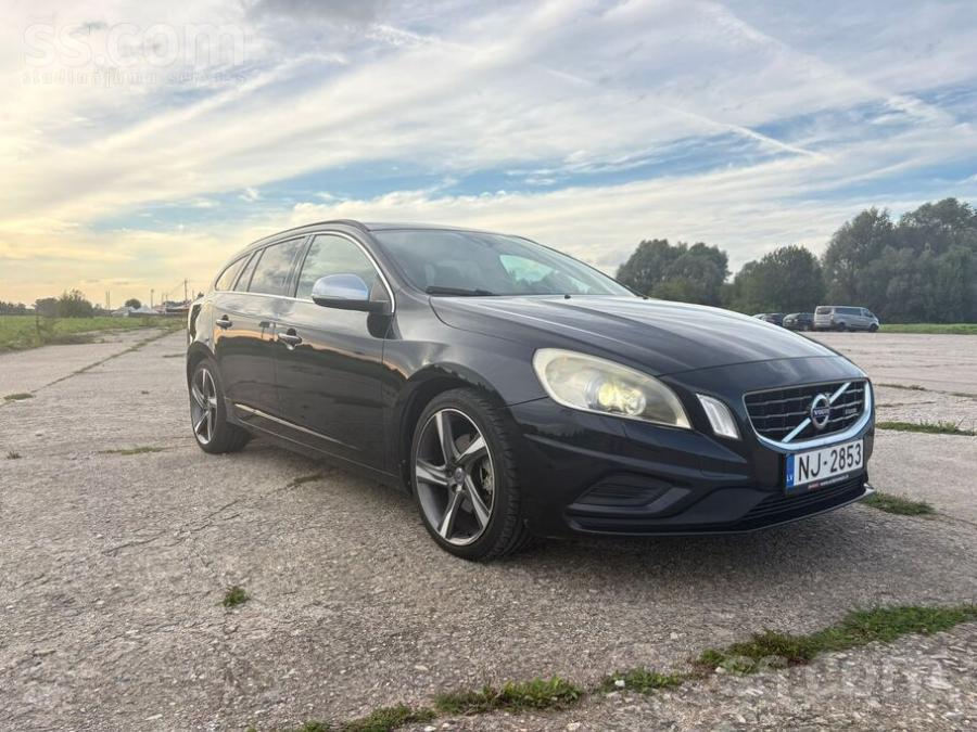 Black Volvo V60 2011 in Riga, with an engine capacity of 2.00 L and mileage of 303 thousand km for 5380 €, photo 3 on AUTOMOTO.COM.LV