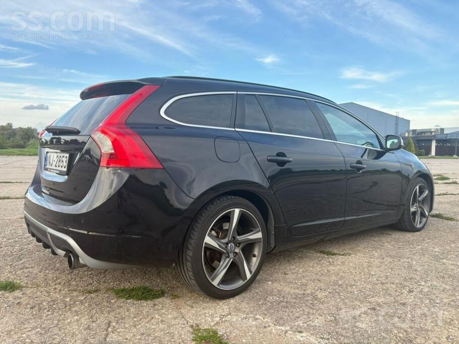 Black Volvo V60 2011 in Riga, with an engine capacity of 2.00 L and mileage of 303 thousand km for 5380 €, photo 4 on AUTOMOTO.COM.LV
