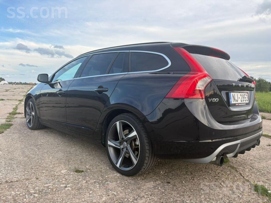 Black Volvo V60 2011 in Riga, with an engine capacity of 2.00 L and mileage of 303 thousand km for 5380 €, photo 5 on AUTOMOTO.COM.LV