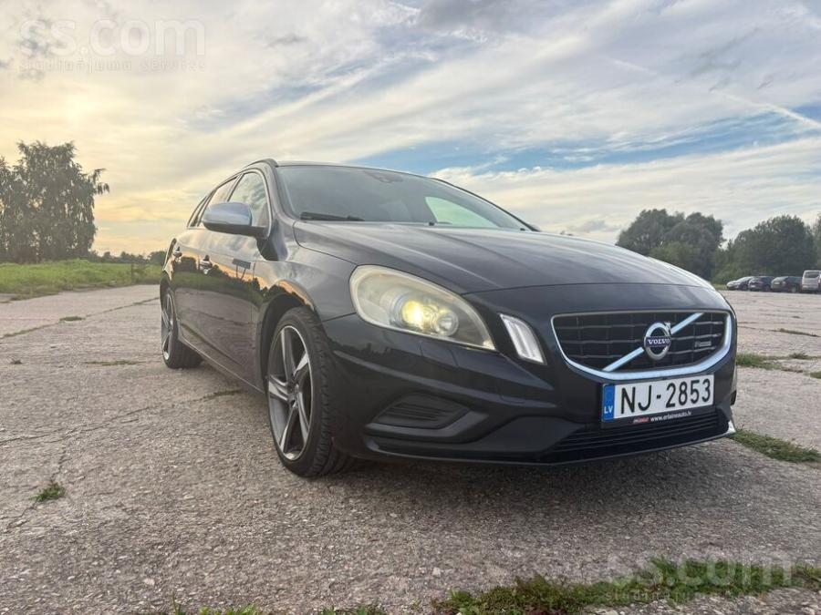 Black Volvo V60 2011 in Riga, with an engine capacity of 2.00 L and mileage of 303 thousand km for 5380 €, photo 8 on AUTOMOTO.COM.LV