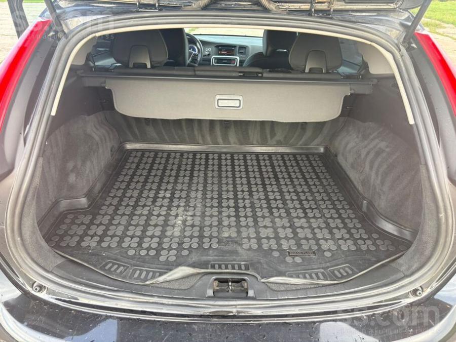 Black Volvo V60 2011 in Riga, with an engine capacity of 2.00 L and mileage of 303 thousand km for 5380 €, photo 9 on AUTOMOTO.COM.LV