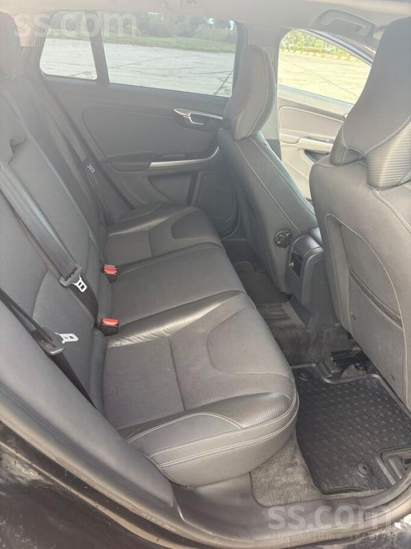 Melns Volvo V60 2011 Rīga, ar dzinēja tilpumu 2.00 L un nobraukumu 303 tūkst. km par 5380 €, foto 10 vietnē AUTOMOTO.COM.LV