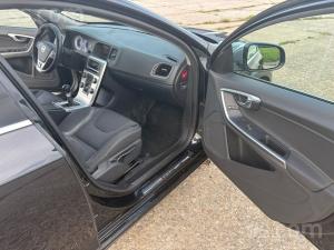 Black Volvo V60 2011 in Riga, with an engine capacity of 2.00 L and mileage of 303 thousand km for 5380 €, photo 11 on AUTOMOTO.COM.LV