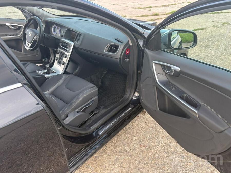 Black Volvo V60 2011 in Riga, with an engine capacity of 2.00 L and mileage of 303 thousand km for 5380 €, photo 11 on AUTOMOTO.COM.LV