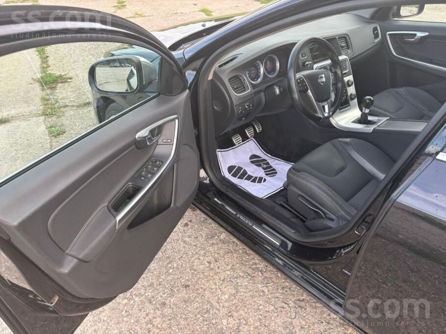 Black Volvo V60 2011 in Riga, with an engine capacity of 2.00 L and mileage of 303 thousand km for 5380 €, photo 12 on AUTOMOTO.COM.LV