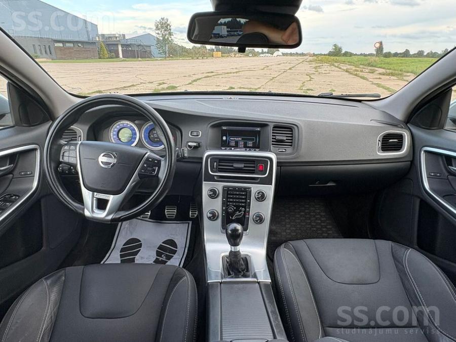 Black Volvo V60 2011 in Riga, with an engine capacity of 2.00 L and mileage of 303 thousand km for 5380 €, photo 13 on AUTOMOTO.COM.LV