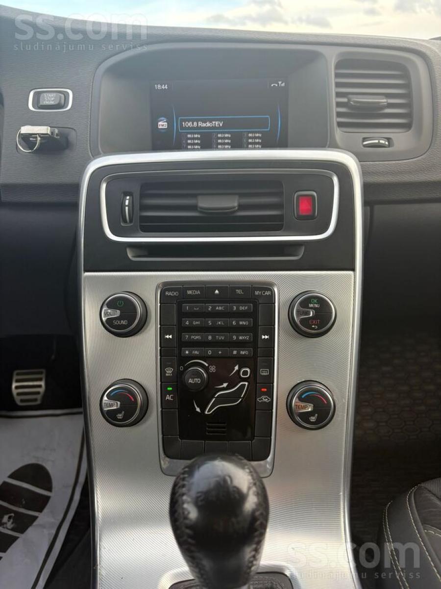 Black Volvo V60 2011 in Riga, with an engine capacity of 2.00 L and mileage of 303 thousand km for 5380 €, photo 15 on AUTOMOTO.COM.LV