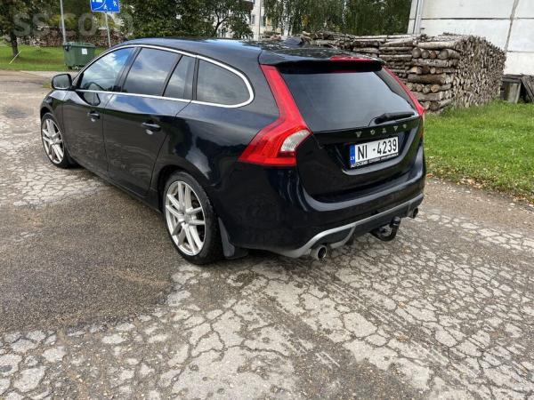 Melns Volvo V60 2011 Aizkraukle, ar dzinēja tilpumu 2.40 L un nobraukumu 264 tūkst. km par 4200 €, foto 4 vietnē AUTOMOTO.COM.LV
