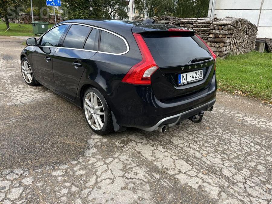 Melns Volvo V60 2011 Aizkraukle, ar dzinēja tilpumu 2.40 L un nobraukumu 264 tūkst. km par 4200 €, foto 4 vietnē AUTOMOTO.COM.LV