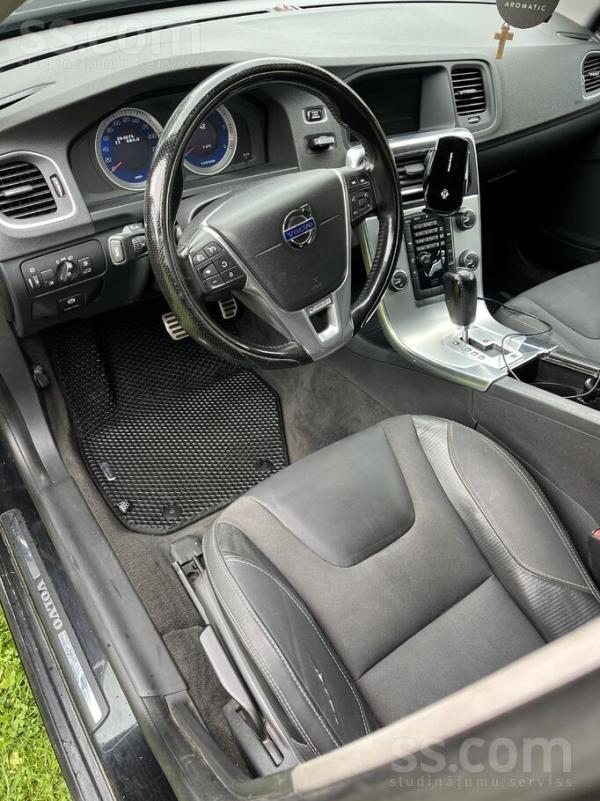 Melns Volvo V60 2011 Aizkraukle, ar dzinēja tilpumu 2.40 L un nobraukumu 264 tūkst. km par 4200 €, foto 8 vietnē AUTOMOTO.COM.LV