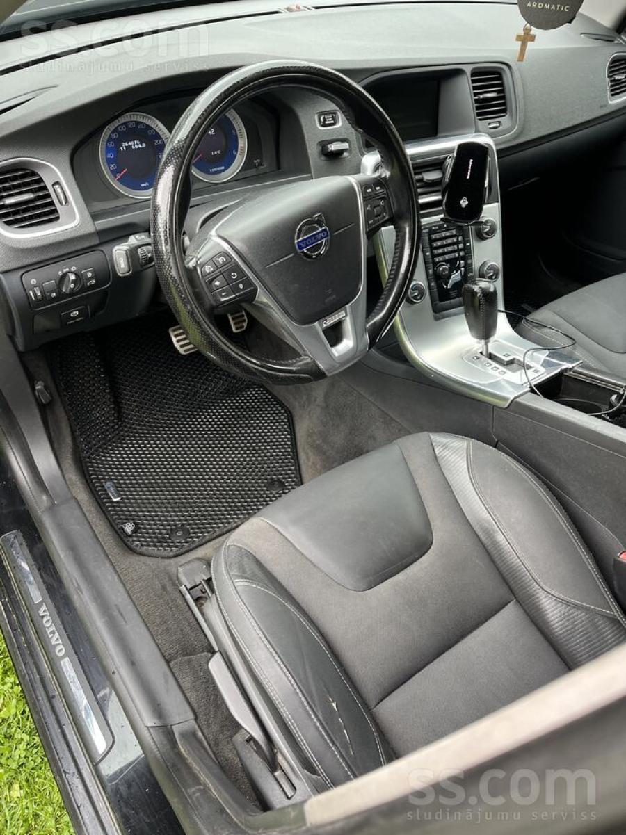 Melns Volvo V60 2011 Aizkraukle, ar dzinēja tilpumu 2.40 L un nobraukumu 264 tūkst. km par 4200 €, foto 8 vietnē AUTOMOTO.COM.LV