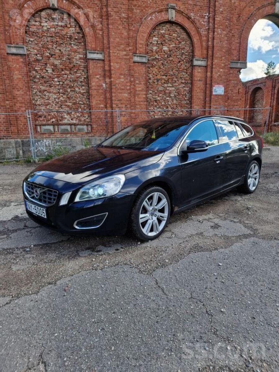 Black Volvo V60 2011 in Liepaja, with an engine capacity of 2.40 L and mileage of 381 thousand km for 4100 €, photo 1 on AUTOMOTO.COM.LV