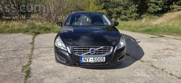 Melns Volvo V60 2011 Liepāja, ar dzinēja tilpumu 2.40 L un nobraukumu 381 tūkst. km par 4100 €, foto 3 vietnē AUTOMOTO.COM.LV