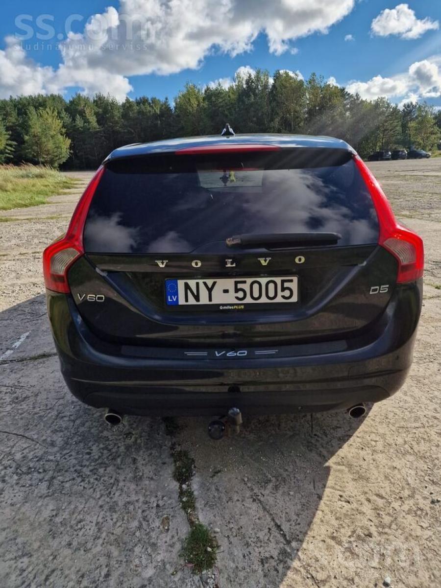 Black Volvo V60 2011 in Liepaja, with an engine capacity of 2.40 L and mileage of 381 thousand km for 4100 €, photo 4 on AUTOMOTO.COM.LV