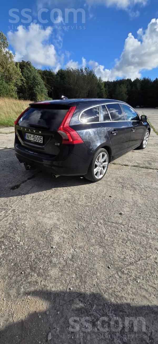 Melns Volvo V60 2011 Liepāja, ar dzinēja tilpumu 2.40 L un nobraukumu 381 tūkst. km par 4100 €, foto 5 vietnē AUTOMOTO.COM.LV