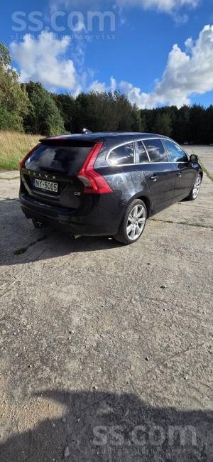 Black Volvo V60 2011 in Liepaja, with an engine capacity of 2.40 L and mileage of 381 thousand km for 4100 €, photo 5 on AUTOMOTO.COM.LV