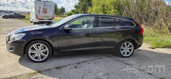 Melns Volvo V60 2011 Liepāja, ar dzinēja tilpumu 2.40 L un nobraukumu 381 tūkst. km par 4100 €, foto 7 vietnē AUTOMOTO.COM.LV