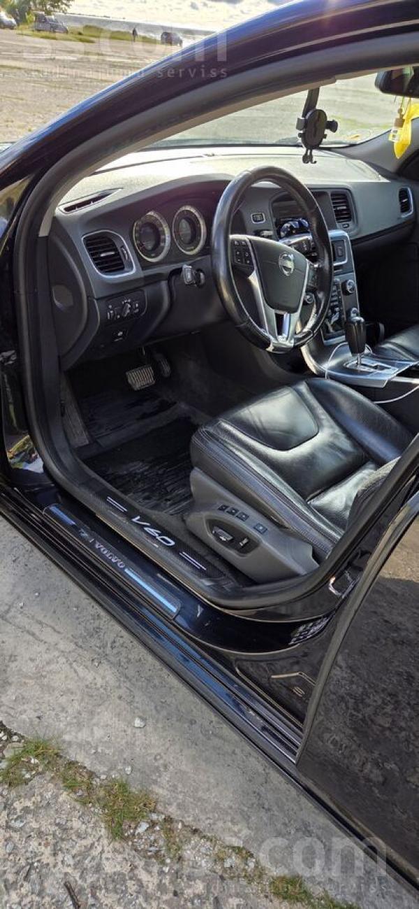 Melns Volvo V60 2011 Liepāja, ar dzinēja tilpumu 2.40 L un nobraukumu 381 tūkst. km par 4100 €, foto 8 vietnē AUTOMOTO.COM.LV