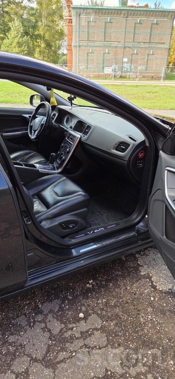 Melns Volvo V60 2011 Liepāja, ar dzinēja tilpumu 2.40 L un nobraukumu 381 tūkst. km par 4100 €, foto 9 vietnē AUTOMOTO.COM.LV