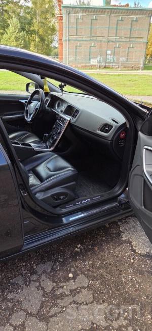 Black Volvo V60 2011 in Liepaja, with an engine capacity of 2.40 L and mileage of 381 thousand km for 4100 €, photo 9 on AUTOMOTO.COM.LV