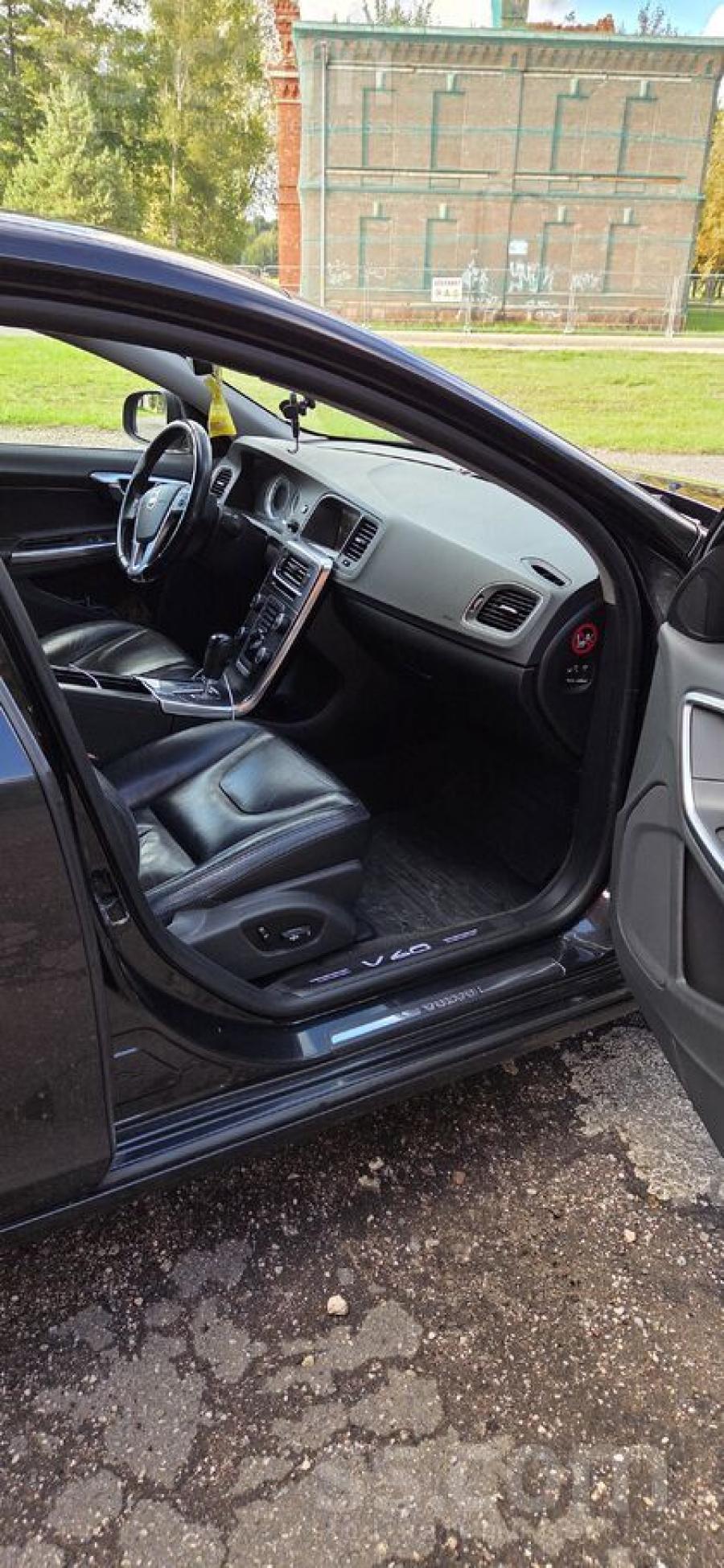 Black Volvo V60 2011 in Liepaja, with an engine capacity of 2.40 L and mileage of 381 thousand km for 4100 €, photo 9 on AUTOMOTO.COM.LV