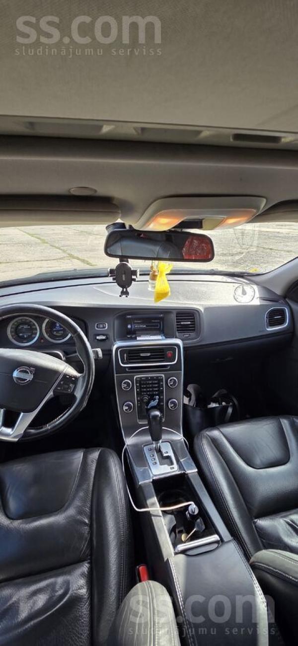 Melns Volvo V60 2011 Liepāja, ar dzinēja tilpumu 2.40 L un nobraukumu 381 tūkst. km par 4100 €, foto 10 vietnē AUTOMOTO.COM.LV