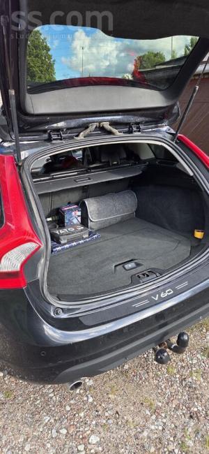 Black Volvo V60 2011 in Liepaja, with an engine capacity of 2.40 L and mileage of 381 thousand km for 4100 €, photo 12 on AUTOMOTO.COM.LV