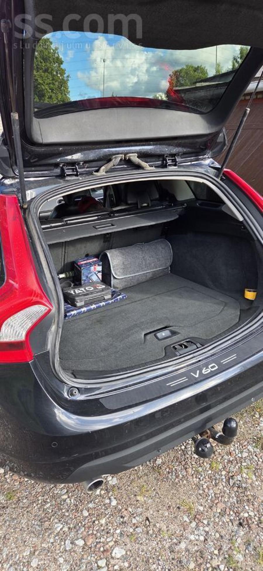 Black Volvo V60 2011 in Liepaja, with an engine capacity of 2.40 L and mileage of 381 thousand km for 4100 €, photo 12 on AUTOMOTO.COM.LV