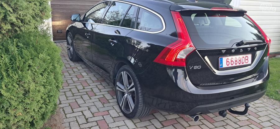 Black Volvo V60 2011 in Alytus, with an engine capacity of 2.00 L and mileage of 307 thousand km for 5850 €, photo 3 on AUTOMOTO.COM.LV