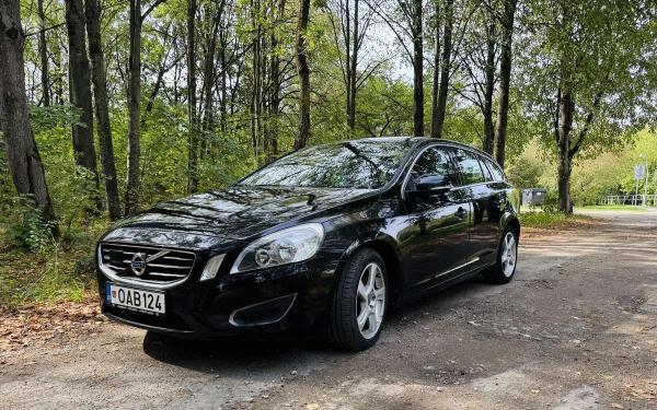 Volvo V60 2011 in Kaunas on AUTOMOTO.COM.LV Black Volvo V60 2011 in Kaunas, with an engine capacity of 1.56 L and mileage of 325 thousand km for 4500 €, photo 1 on AUTOMOTO.COM.LV