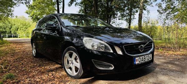 Volvo V60 2011 in Kaunas on AUTOMOTO.COM.LV Black Volvo V60 2011 in Kaunas, with an engine capacity of 1.56 L and mileage of 325 thousand km for 4500 €, photo 3 on AUTOMOTO.COM.LV