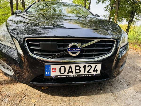 Volvo V60 2011 in Kaunas on AUTOMOTO.COM.LV Black Volvo V60 2011 in Kaunas, with an engine capacity of 1.56 L and mileage of 325 thousand km for 4500 €, photo 4 on AUTOMOTO.COM.LV