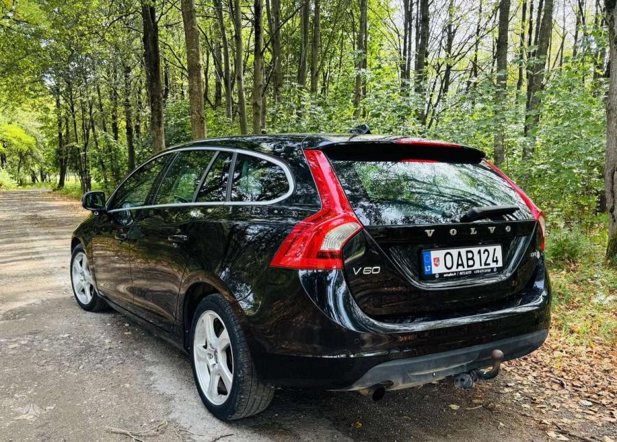 Black Volvo V60 2011 in Kaunas, with an engine capacity of 1.56 L and mileage of 325 thousand km for 4500 €, photo 5 on AUTOMOTO.COM.LV