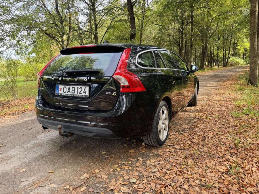 Black Volvo V60 2011 in Kaunas, with an engine capacity of 1.56 L and mileage of 325 thousand km for 4500 €, photo 6 on AUTOMOTO.COM.LV