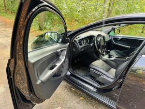 Black Volvo V60 2011 in Kaunas, with an engine capacity of 1.56 L and mileage of 325 thousand km for 4500 €, photo 10 on AUTOMOTO.COM.LV
