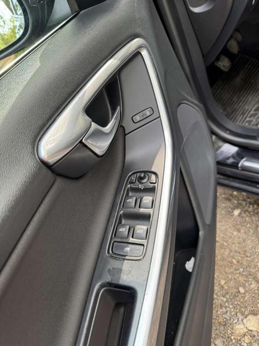 Black Volvo V60 2011 in Kaunas, with an engine capacity of 1.56 L and mileage of 325 thousand km for 4500 €, photo 11 on AUTOMOTO.COM.LV