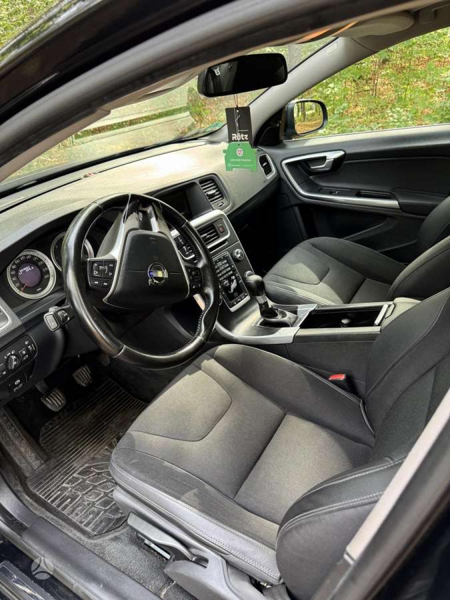 Black Volvo V60 2011 in Kaunas, with an engine capacity of 1.56 L and mileage of 325 thousand km for 4500 €, photo 12 on AUTOMOTO.COM.LV