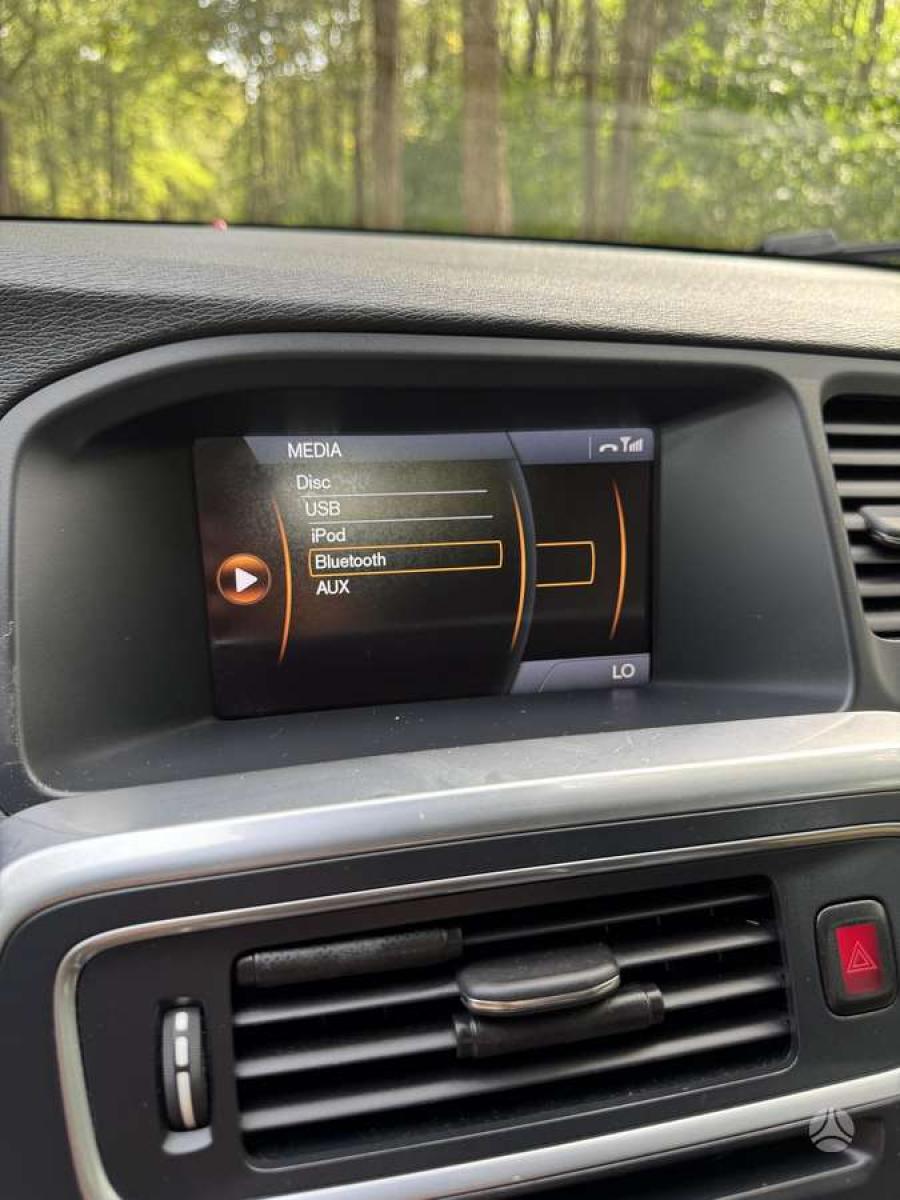 Black Volvo V60 2011 in Kaunas, with an engine capacity of 1.56 L and mileage of 325 thousand km for 4500 €, photo 17 on AUTOMOTO.COM.LV