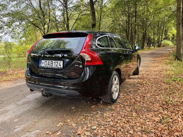 Volvo V60 2011 in Kaunas on AUTOMOTO.COM.LV Black Volvo V60 2011 in Kaunas, with an engine capacity of 1.56 L and mileage of 325 thousand km for 4500 €, photo 6 on AUTOMOTO.COM.LV