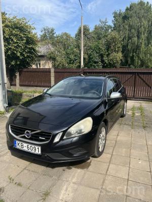 Melns Volvo V60 2011 Rīga, ar dzinēja tilpumu 2.40 L un nobraukumu 364 tūkst. km par 4800 €, foto  vietnē AUTOMOTO.COM.LV