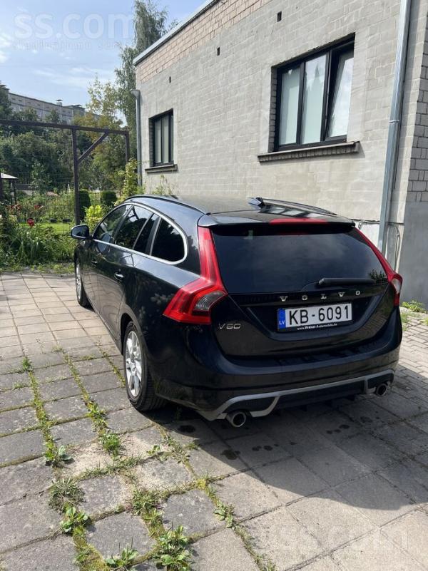 Melns Volvo V60 2011 Rīga, ar dzinēja tilpumu 2.40 L un nobraukumu 364 tūkst. km par 4800 €, foto 3 vietnē AUTOMOTO.COM.LV