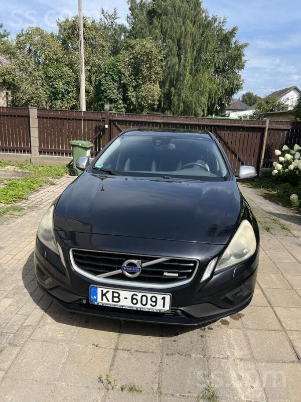 Melns Volvo V60 2011 Rīga, ar dzinēja tilpumu 2.40 L un nobraukumu 364 tūkst. km par 4800 €, foto 4 vietnē AUTOMOTO.COM.LV