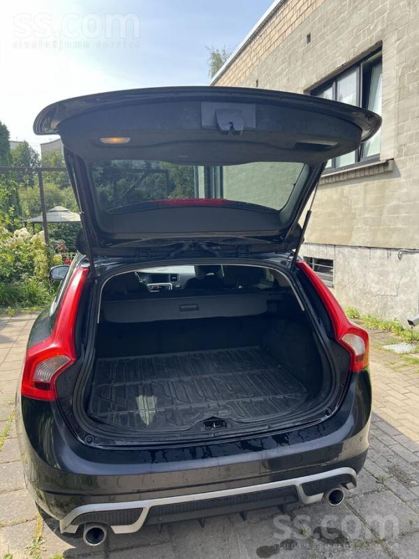 Melns Volvo V60 2011 Rīga, ar dzinēja tilpumu 2.40 L un nobraukumu 364 tūkst. km par 4800 €, foto 5 vietnē AUTOMOTO.COM.LV