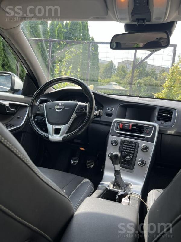 Melns Volvo V60 2011 Rīga, ar dzinēja tilpumu 2.40 L un nobraukumu 364 tūkst. km par 4800 €, foto 6 vietnē AUTOMOTO.COM.LV